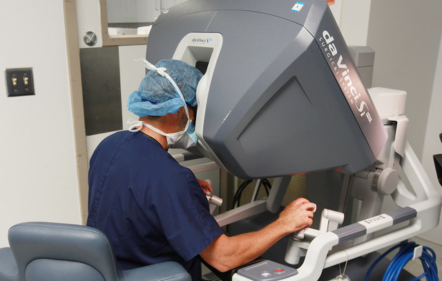 LA se estrena en el uso de robots para realizar cirugías - El Diario NY