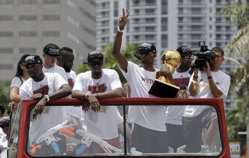 Marea humana festeja en Miami el triunfo de los Heat (fotos) - El Diario NY