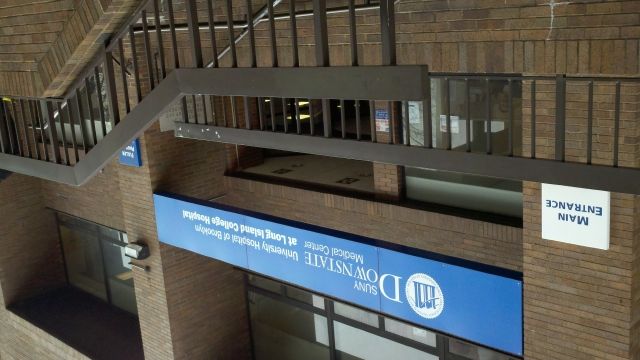 Trabajadores desafían cierre de hospital LICH en Brooklyn - El Diario NY