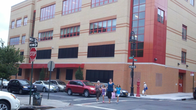 Nueva escuela en El Bronx divide a padres - El Diario NY