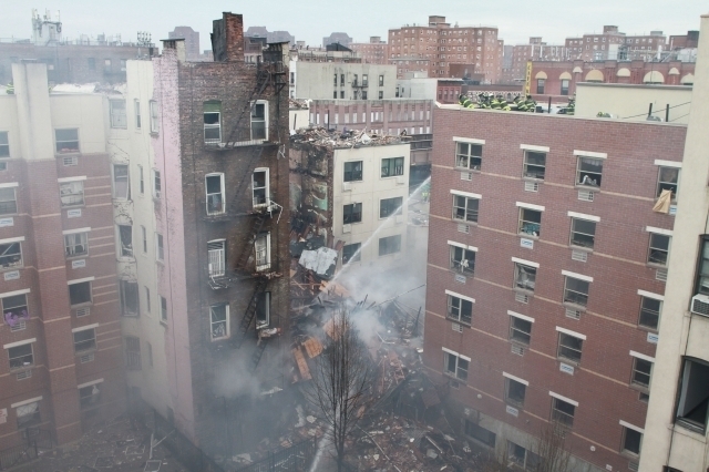 Centenarios y llenos de problemas edificios destruidos en East Harlem ...