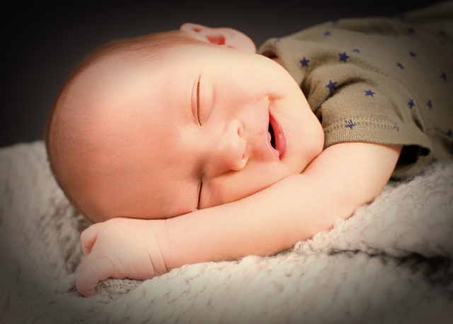 ¿Puedo dormir con mi bebé? - El Diario NY