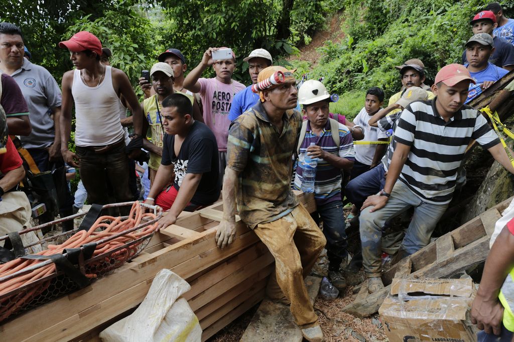 Rescatan con vida a 20 de los mineros atrapados en Nicaragua - El Diario NY Rescatan con vida a 20 de los mineros atrapados en Nicaragua - El Diario NY