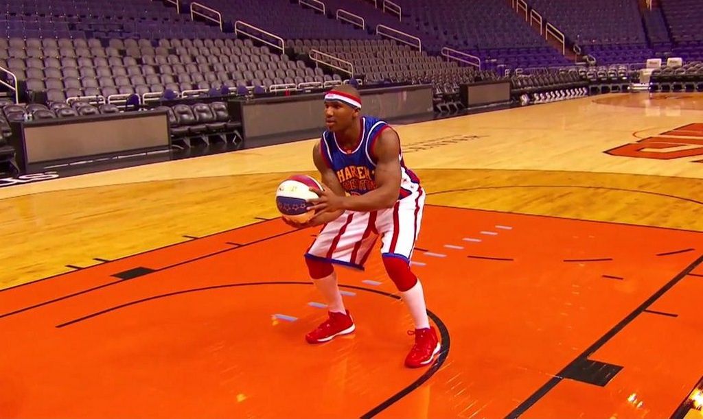 Globetrotter realiza increíble triple de espalda (Video) - El Diario NY