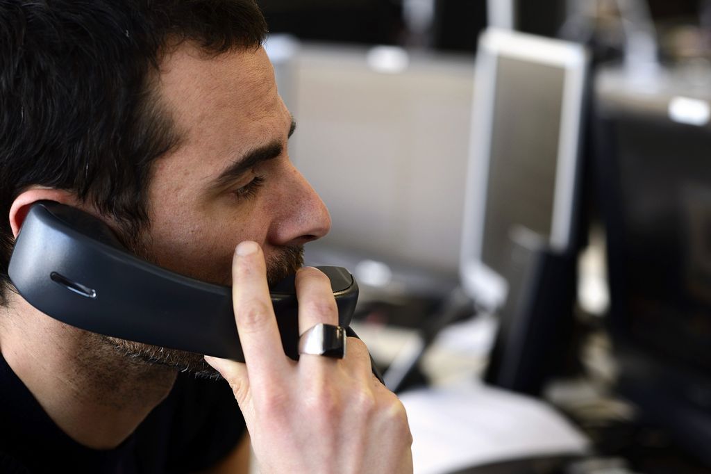 Lanzan línea telefónica gratuita de inmigración - El Diario NY