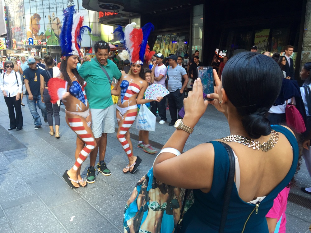 Proponen ley para regularizar a ‘desnudas’ de Times Square - El Diario NY