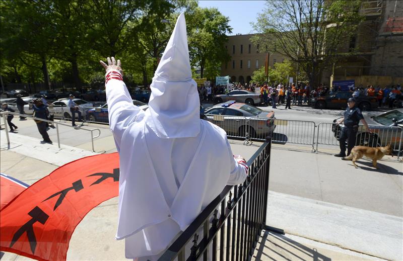 Comunidad latina en alerta tras campaña del KKK para reclutar miembros ...