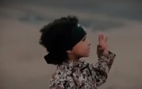 ISIS difunde video en el que niño detona coche bomba con prisioneros ...