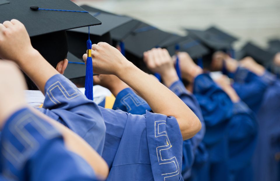 Miles de estudiantes son orientados por graduados de NYU para elegir ...