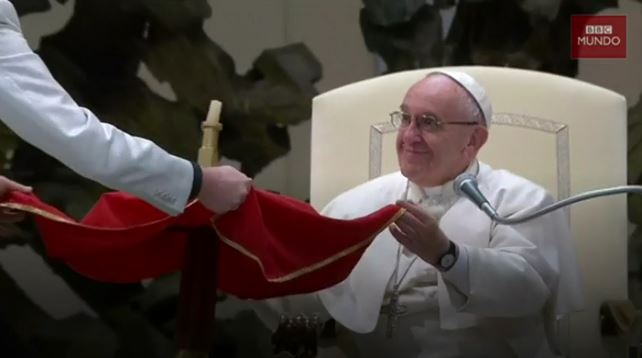 Video El Truco De Magia Que Hizo El Papa Francisco En El Vaticano El