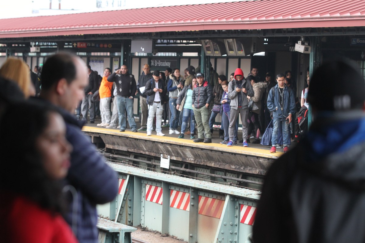 Video: Hombre se lanza frente al tren 7 en Queens - El Diario NY