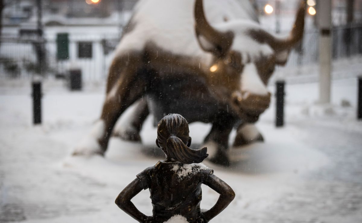 La desalentadora historia detrás de la "Niña valiente" de Wall Street ...