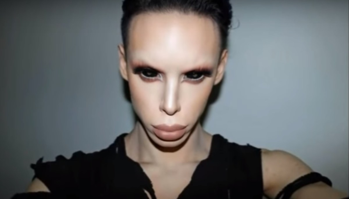 La peligrosa operación de un hombre para convertirse en un "alien sin ...