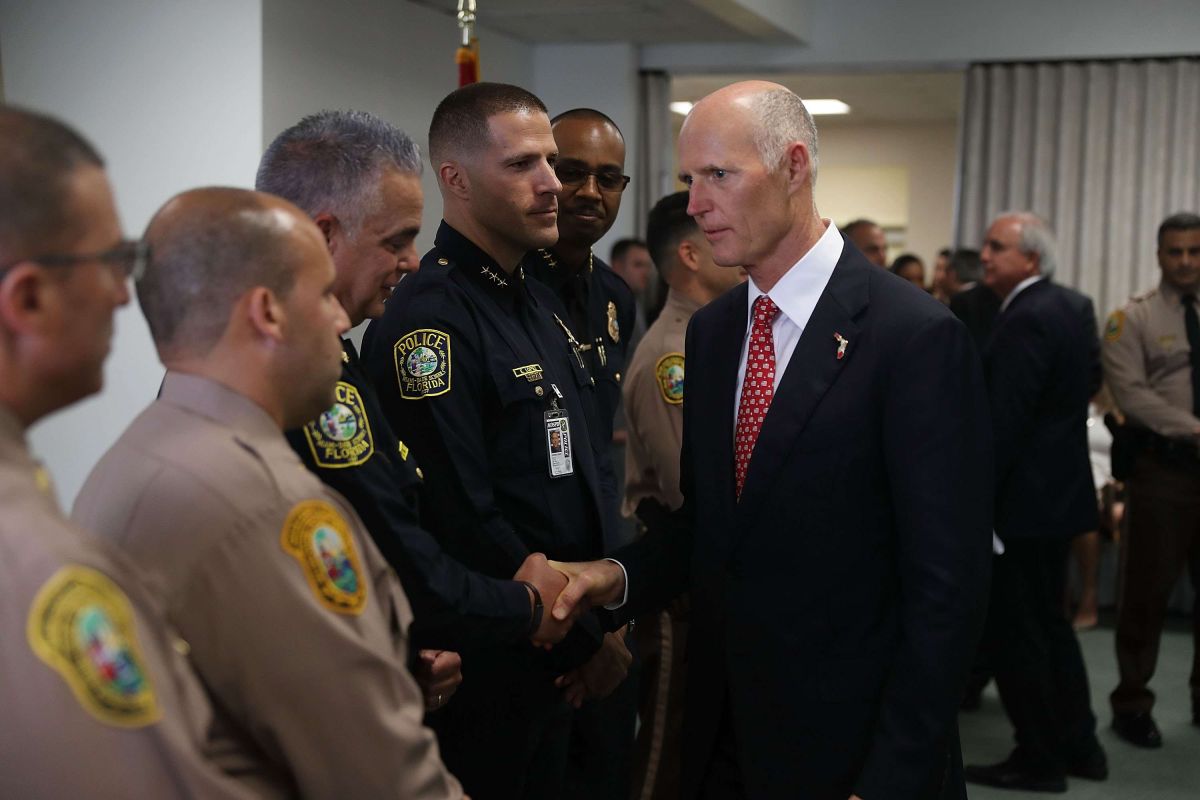 No le tembló mano, gobernador de Florida firma ley de control de armas ... No le tembló mano, gobernador de Florida firma ley de control de armas ...