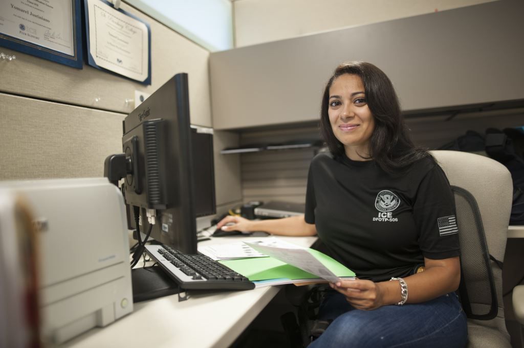 ¿Cómo es el día de una agente de ICE hispana? - El Diario NY
