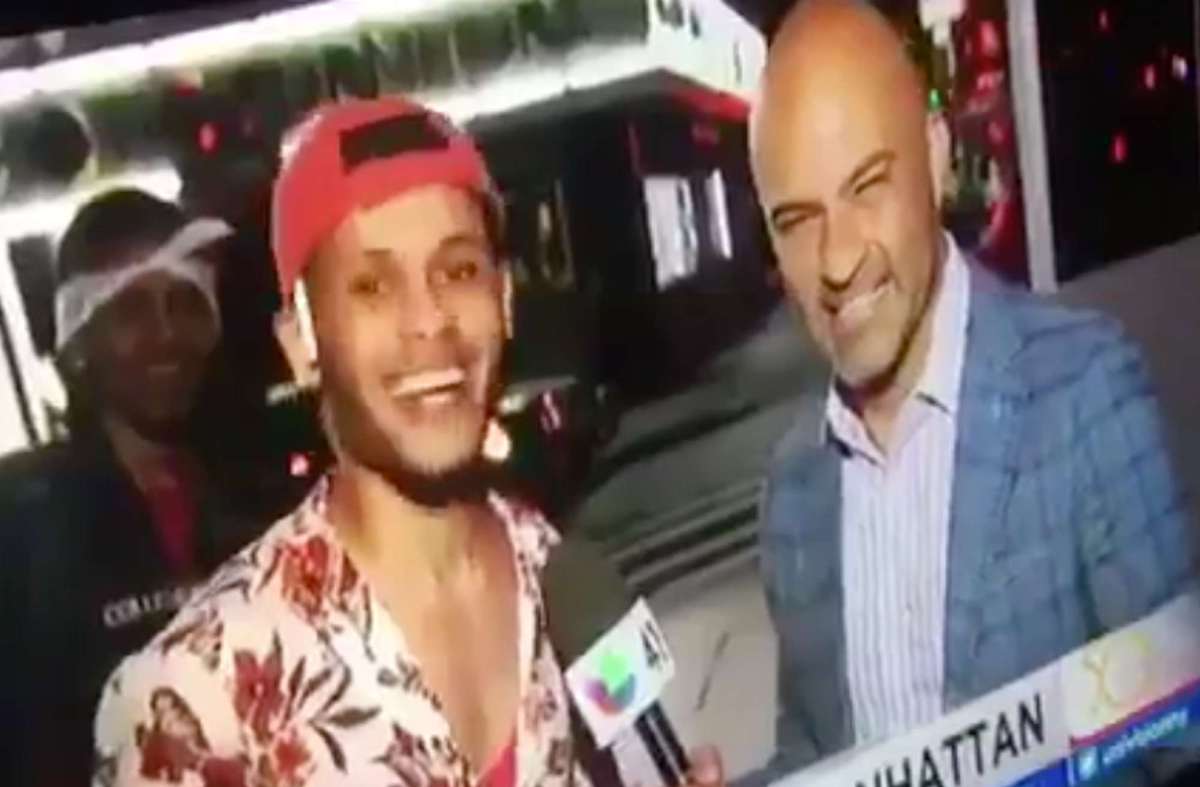 Video: Reportero de Univision sorprendido en vivo por fan que dice ...