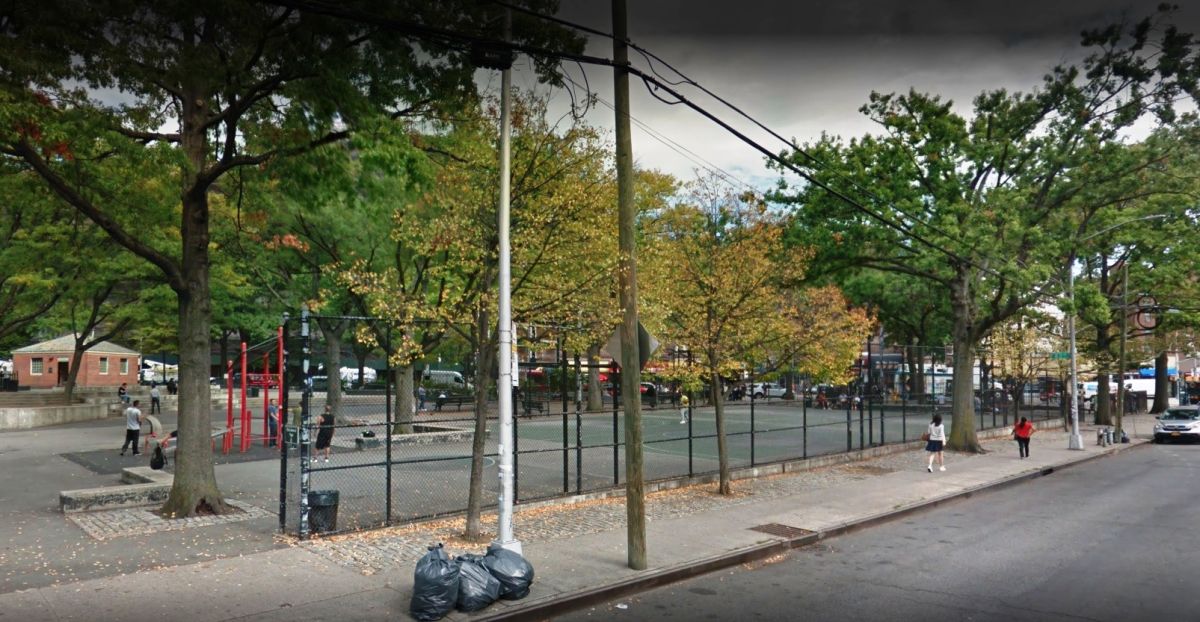 Encuentran cadáver en una banca de parque en Queens - El Diario NY