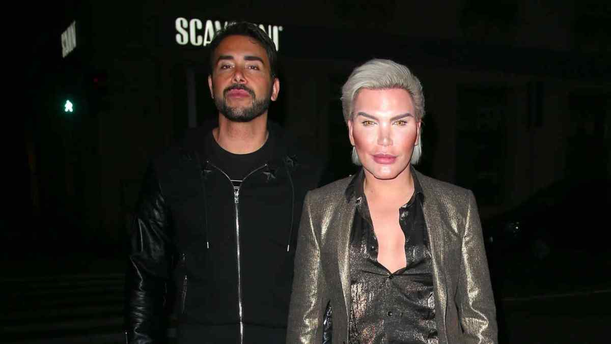 "Ken humano" se besa con su novio en las calles de Italia - El Diario NY