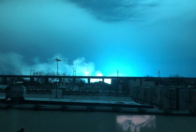 Explosión en planta eléctrica de ConEd ilumina de azul el cielo de ...