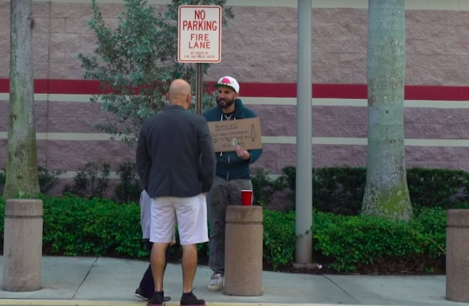 Hombre se viste de desamparado para regalar billetes de $100 afuera de ...