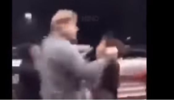 El terrible momento en el que un hombre golpea en el rostro a una niña ...