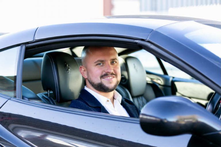 Dejó la universidad para abrir su propio negocio de venta de autos y se ...