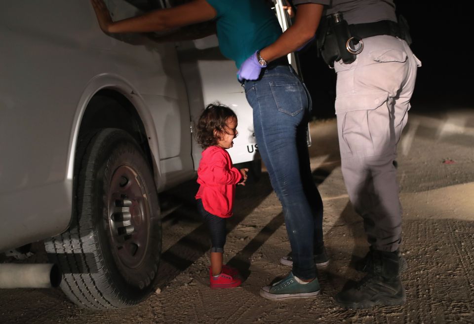 La imagen de la niña llorando en la frontera es elegida Foto del Año ...