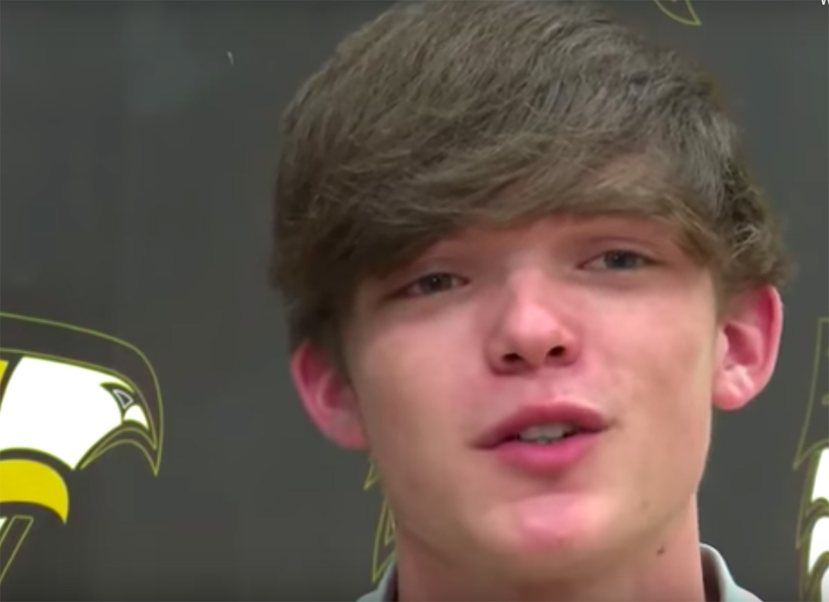 Joven se gradúa de secundaria pese a tener que trabajar para mantener a ...