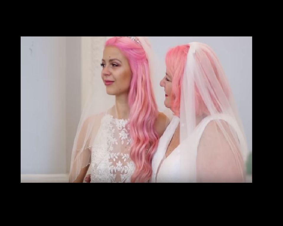 VIDEO: Una youtuber de 24 años se casó con una mujer de 61 que conoció en Tinder - El Diario NY