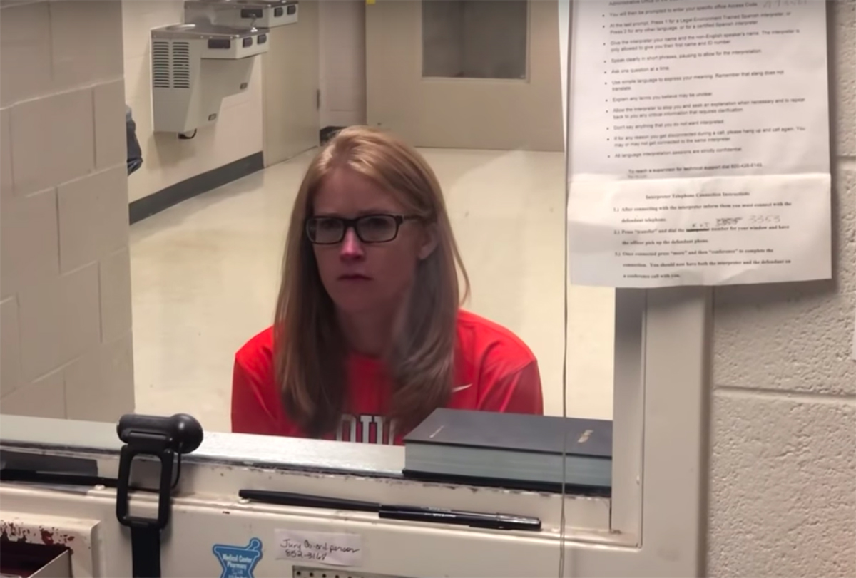 Asistente de director de escuela es arrestada por tener relaciones ...