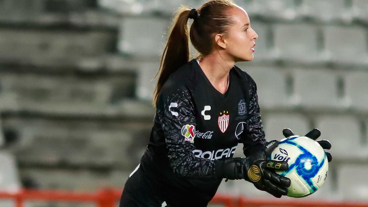 Al estilo de Jorge Campos: Portera del Necaxa debutó como delantera en ...