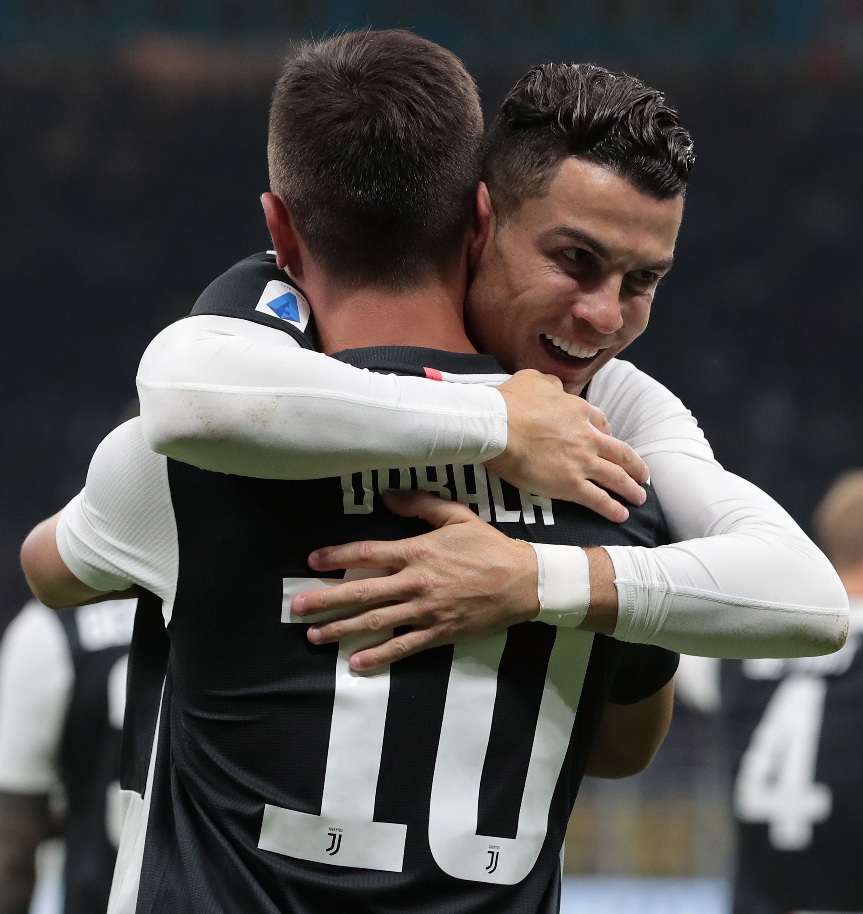 Mucho Amor Cristiano Ronaldo Besa A Paulo Dybala El Diario Ny