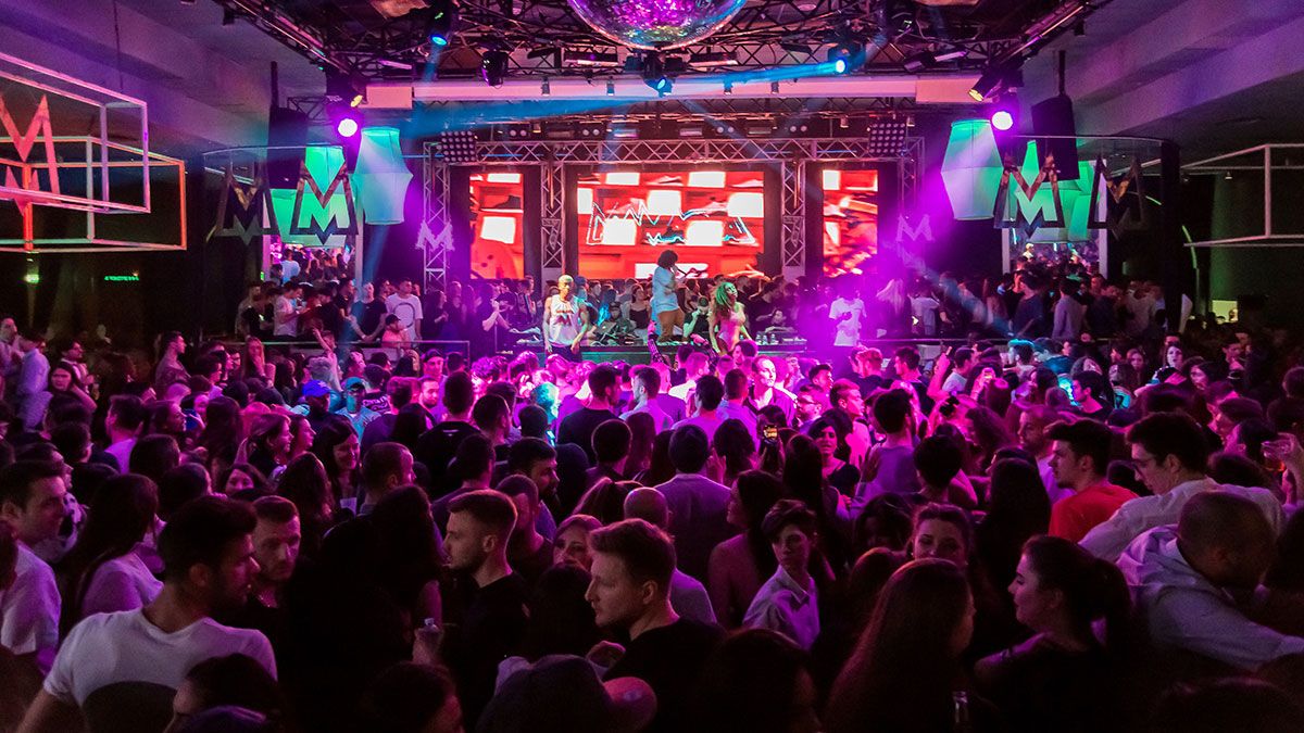 Bebé nace en la pista de baile de un club nocturno y le dan entrada ...