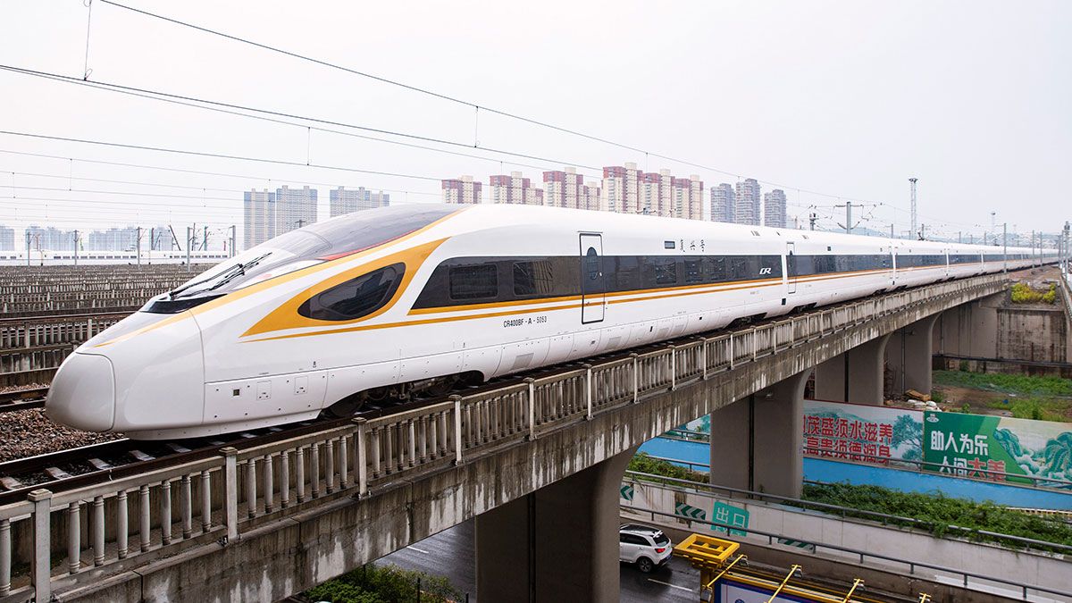 China lanza el primer tren bala en alcanzar las 217 millas por hora ...
