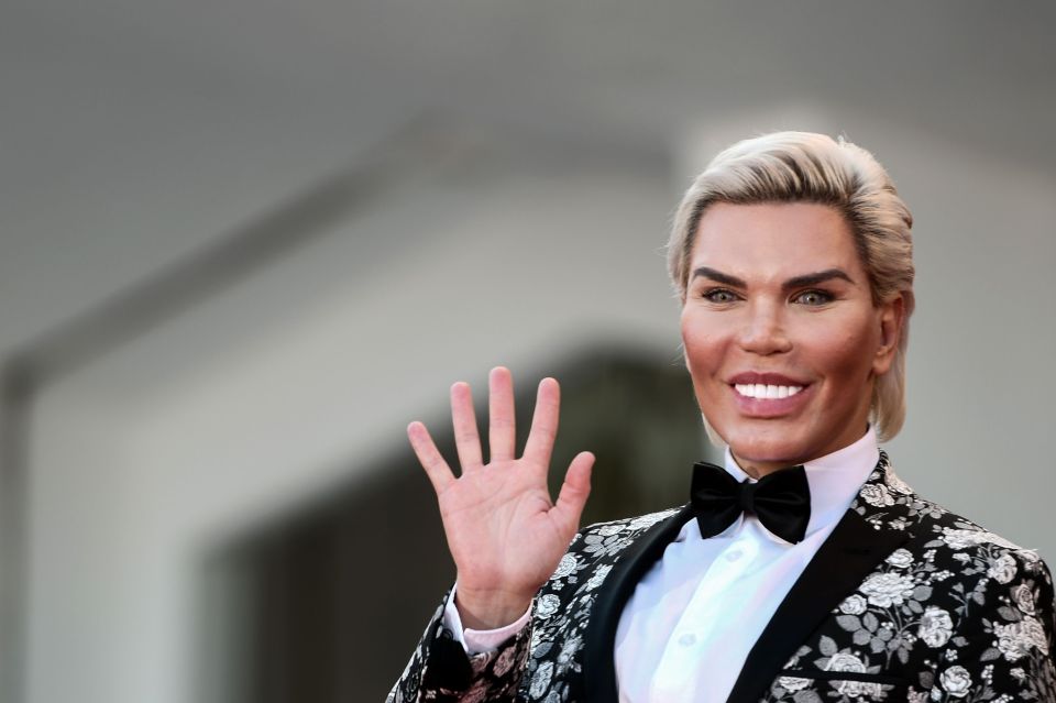 El Ken Humano, ahora Barbie, mostró escotazo como toda una diva - El ...
