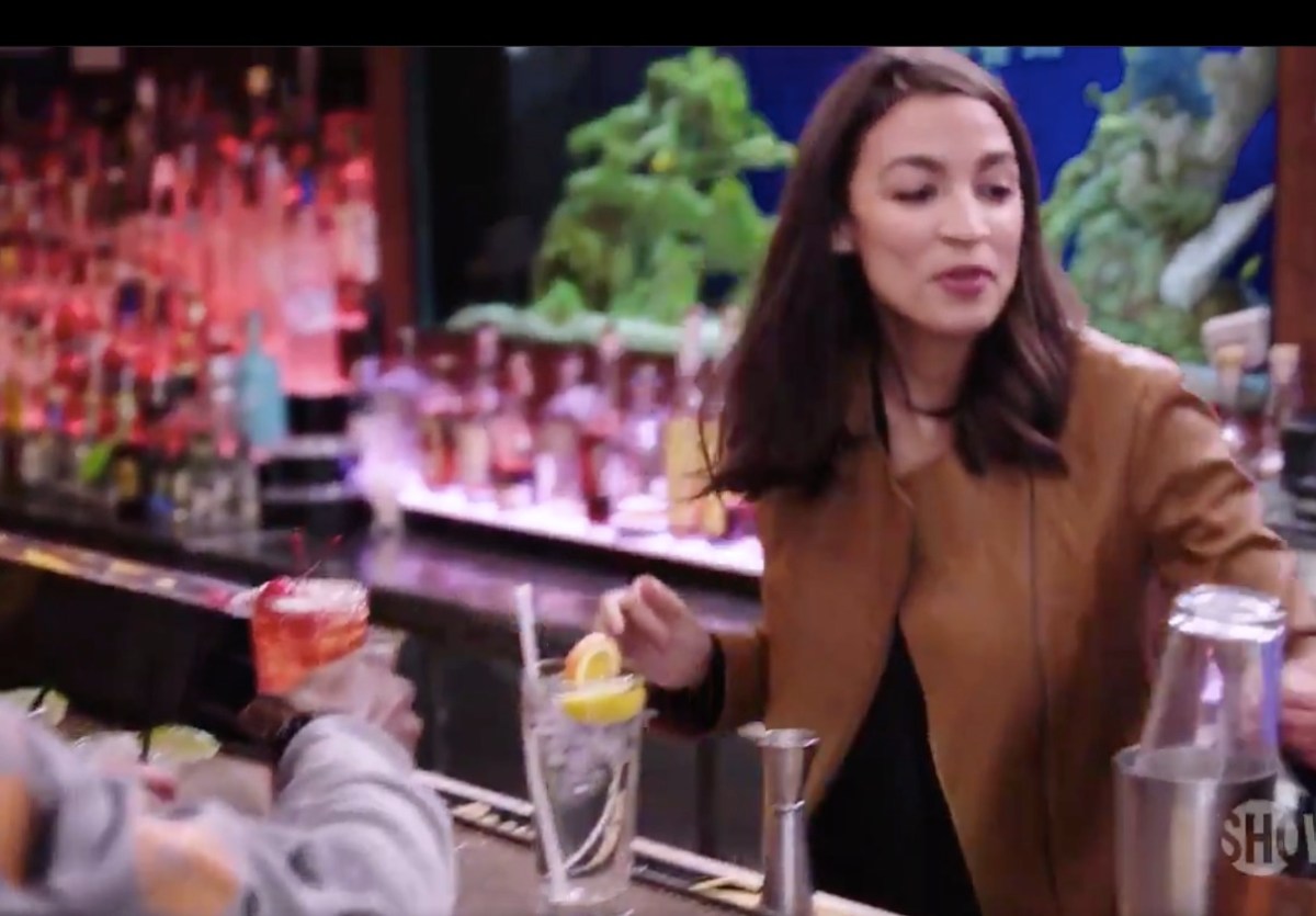 Alexandria Ocasio-Cortez vuelve a ser bartender - El Diario NY