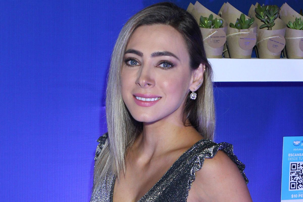 Con un body de terciopelo, Edna Monroy muestra lo flexible que es en ...