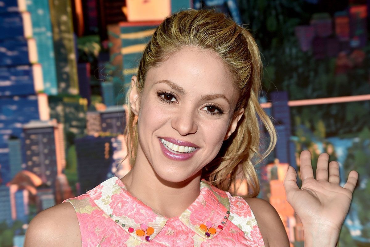 Shakira deja que se le vea todo el sostén y así recibe el premio Ivor ...