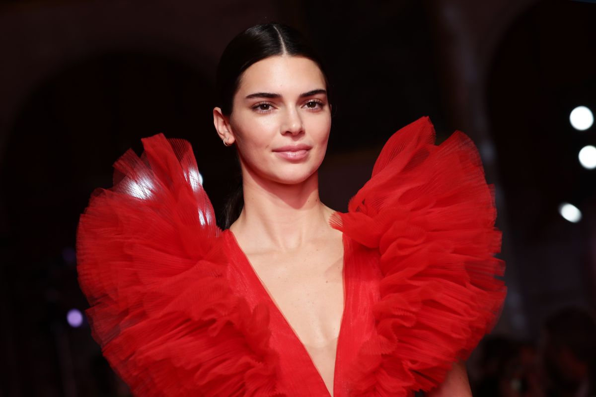 Kendall Jenner Presume Como Juega Mario Kart En Ropa Interior Y Con Una