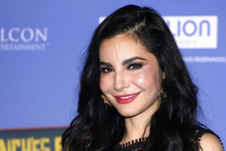 Martha Higareda enloquece a sus fans con un sexy vestido rojo que deja ...