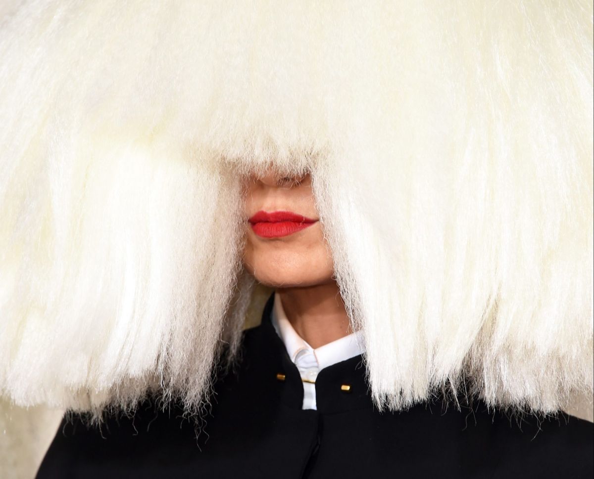 La cantante Sia, la que cubría su rostro, adoptó a dos adolescentes ...