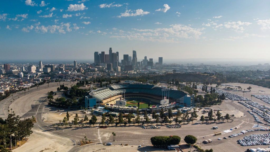 Los Ángeles Dodgers usan su estadio para rendirle homenaje a George ...