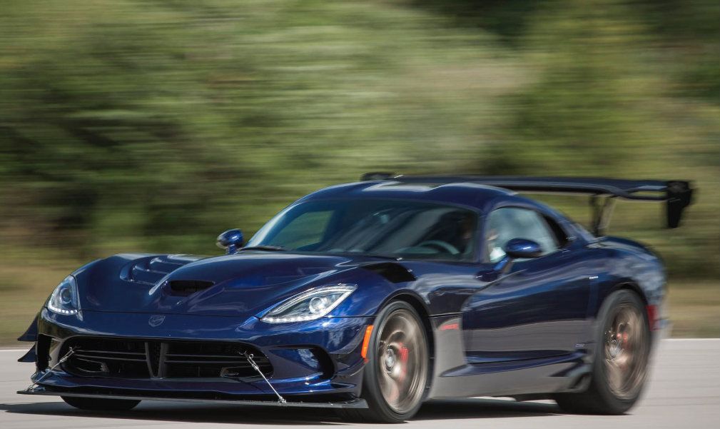 Mira este Corvette C8 correr al parejo con un Viper ACR en Laguna Seca ...