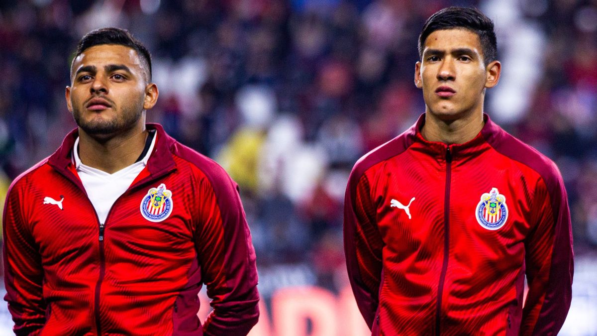 Alexis Vega y Uriel Antuna en plena fiesta y hasta con la botella en la ...