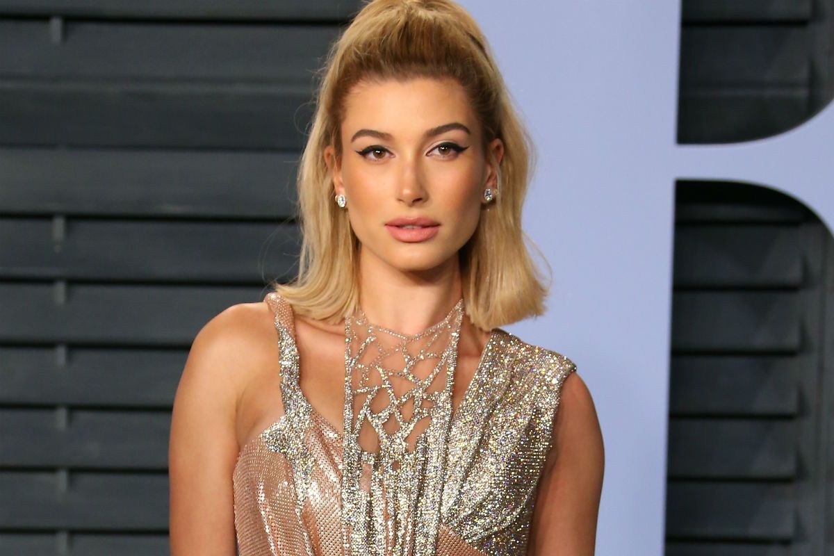Hailey Bieber Luce Sus Curvas De Modelo En Sexy Bikini Amarillo El