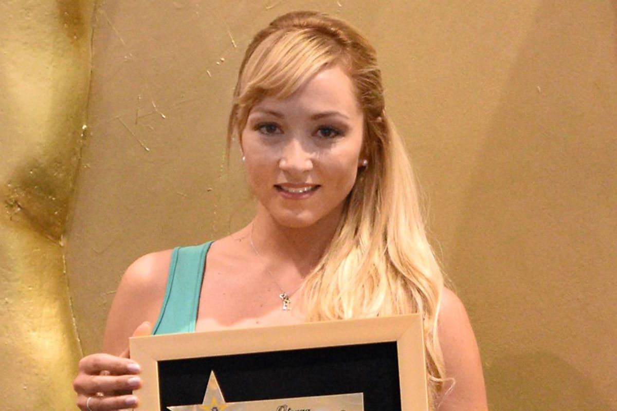 Laura Vignatti complace a sus fans al posar tan sólo en tanga - El ...