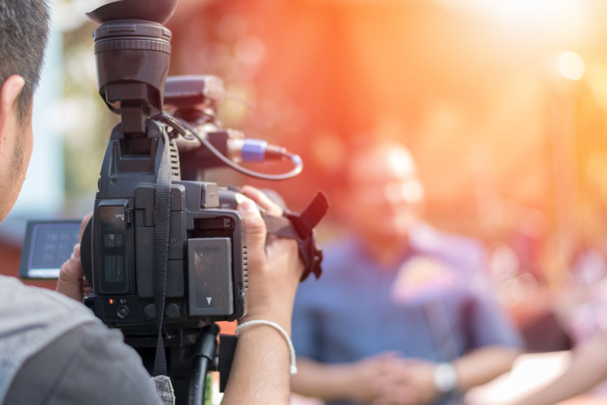 Reportero se entera durante transmisión en vivo que la madre de su hijo ...