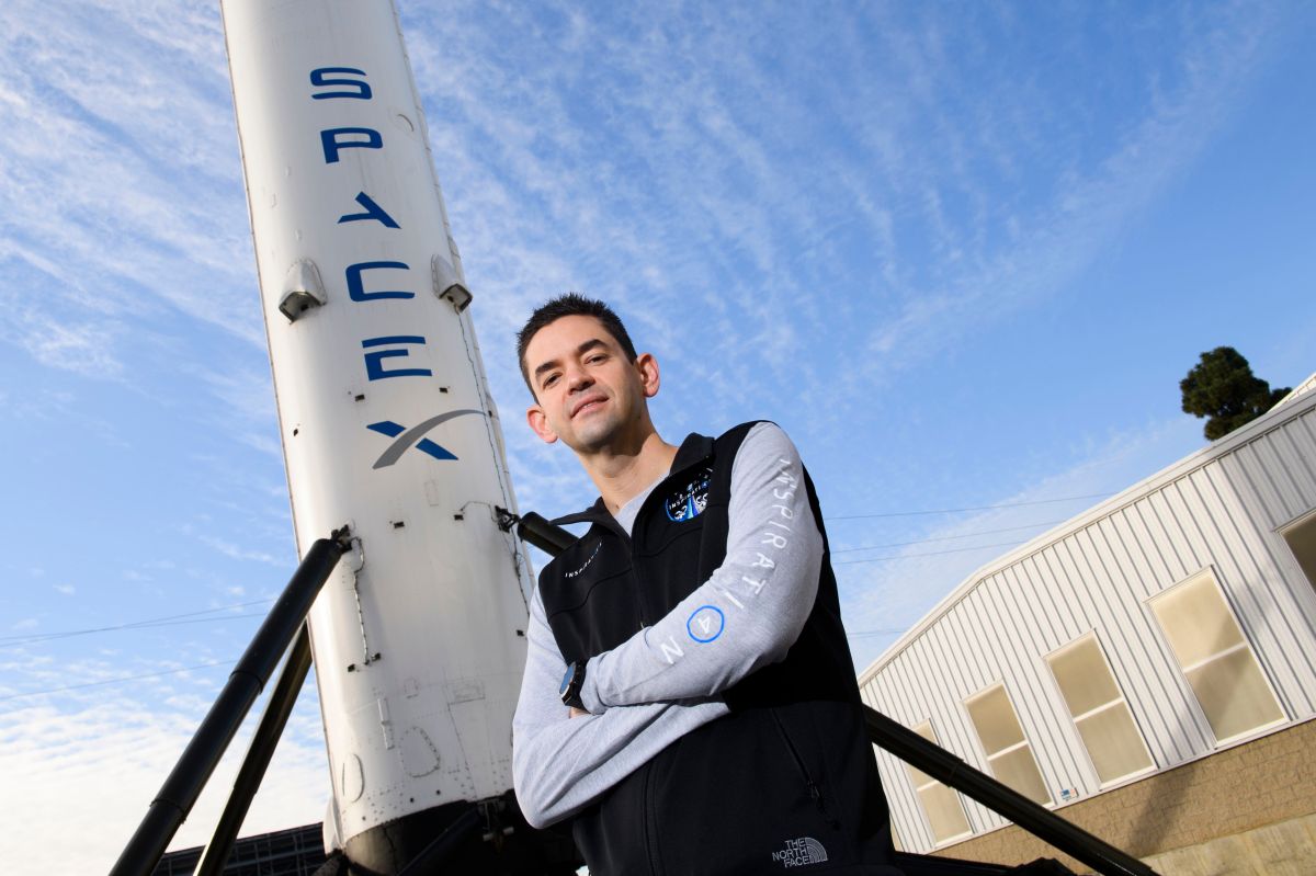 Un multimillonario compró un vuelo de SpaceX para que tres personas ...