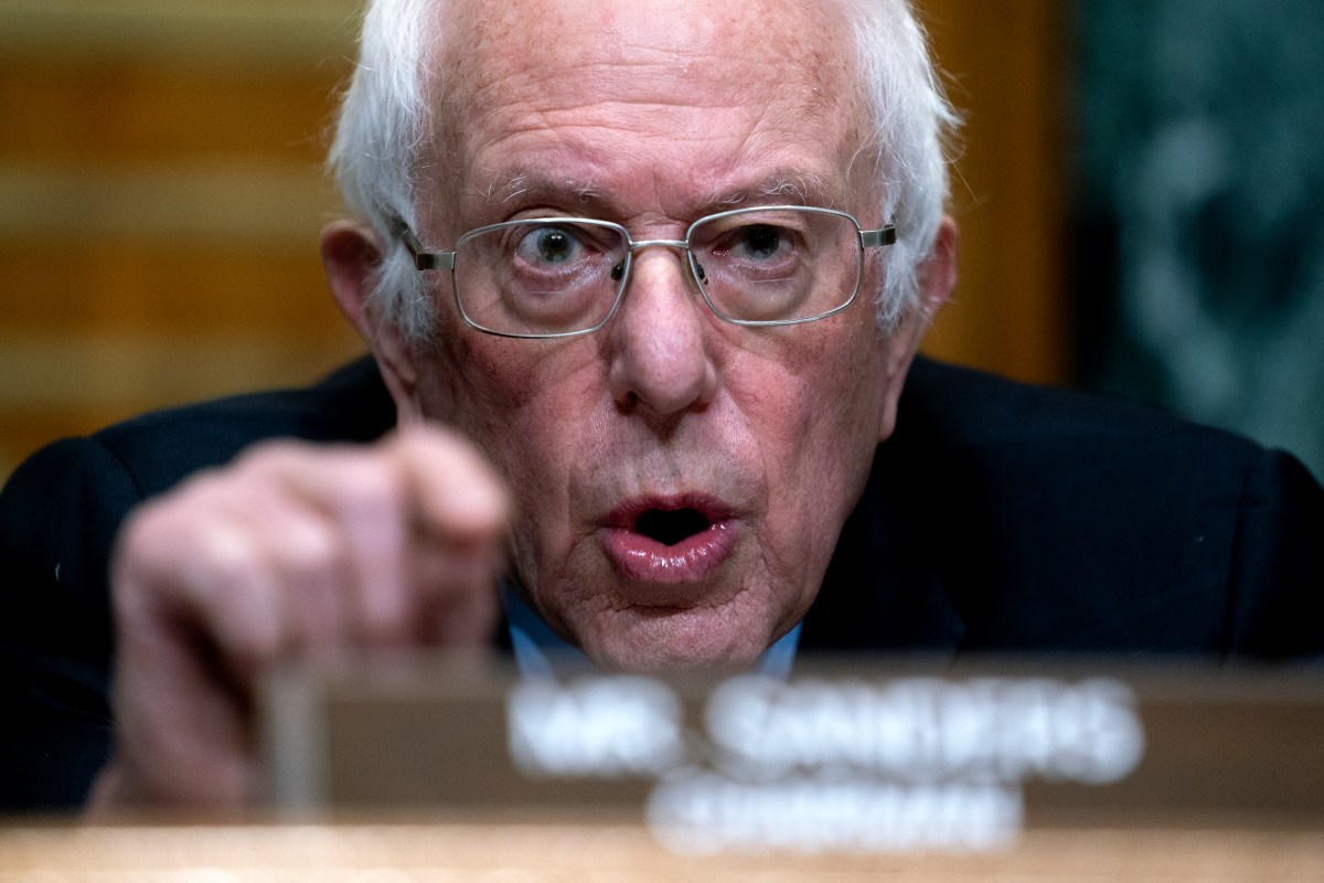 Senador Bernie Sanders se enfrenta a CEO de Amazon, Jeff Bezos, y le ...