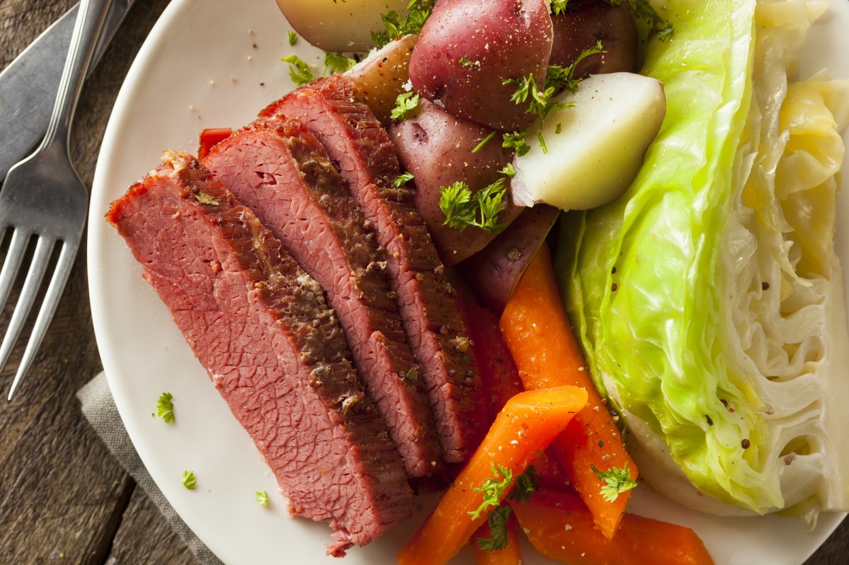 Por qué se come corned beef con ensalada de col en el Día de San ...